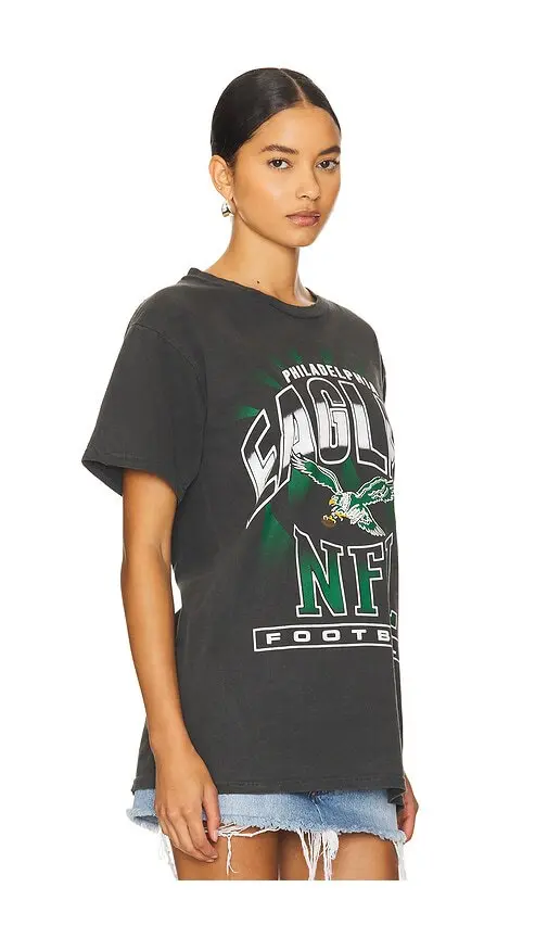 Junk Food Eagles Chrome Vintage Tee In Charcoal