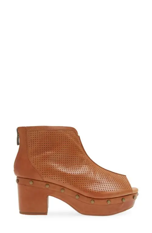 CHOCOLAT BLU Goa Peep Toe Platform Pumps