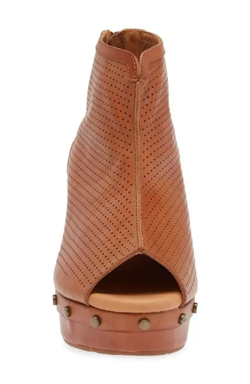 CHOCOLAT BLU Goa Peep Toe Platform Pumps