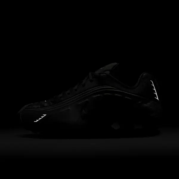Nike Shox R4 Sneakers - Black