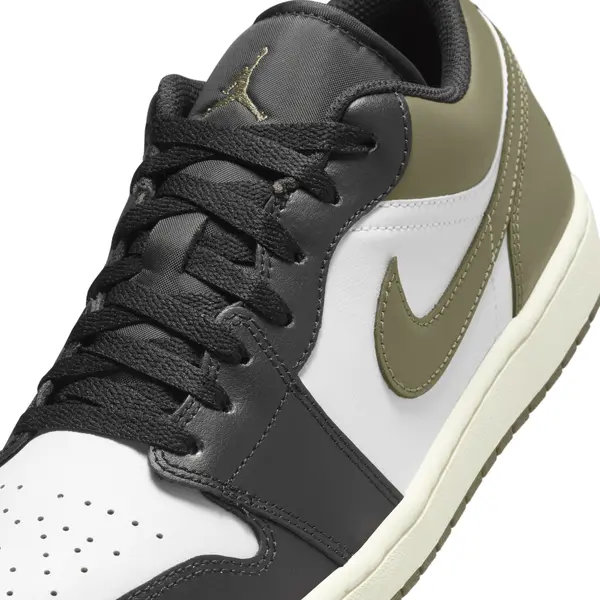 JORDAN 1 Low Sneakers