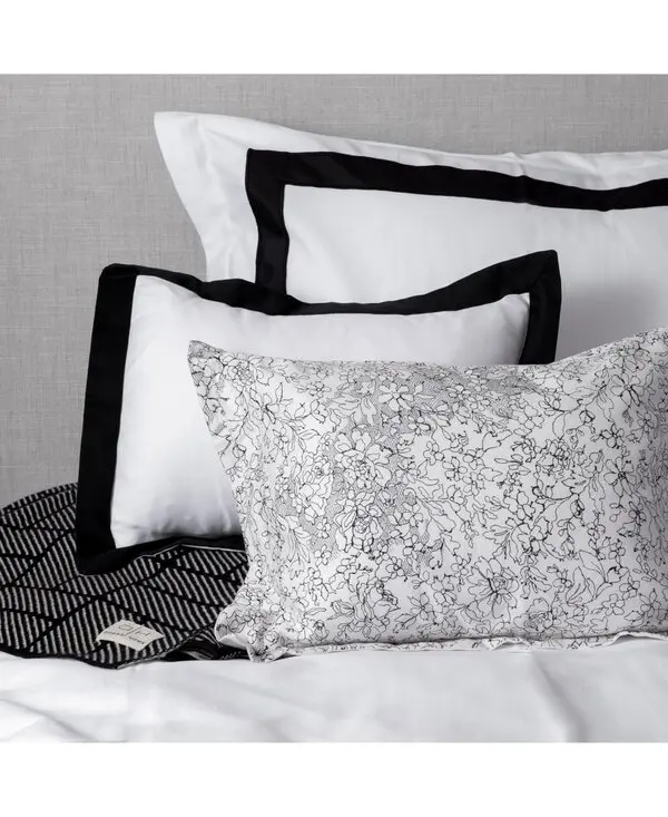 DOMANI HOME Bricks Throw Blanket