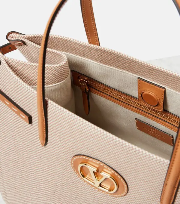 Valentino Garavani Vlogo Large Shoulder Bag - Beige