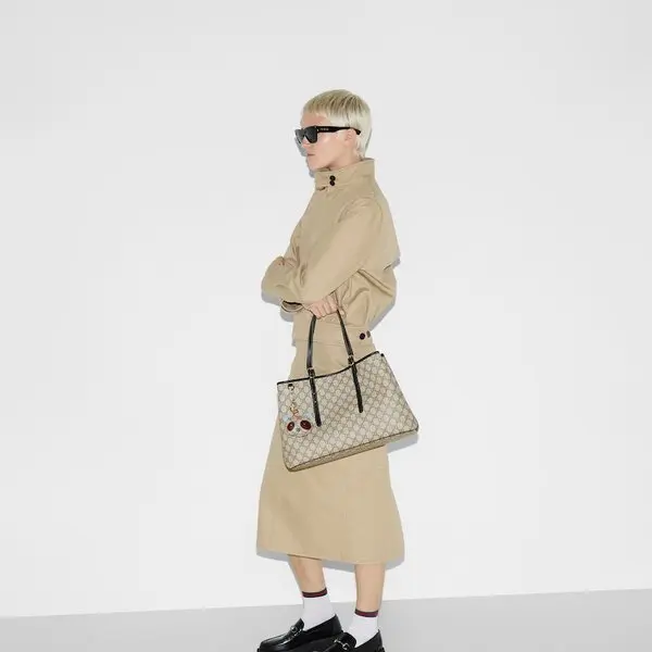 Gucci Gg Emblem Large Tote Bag - Beige