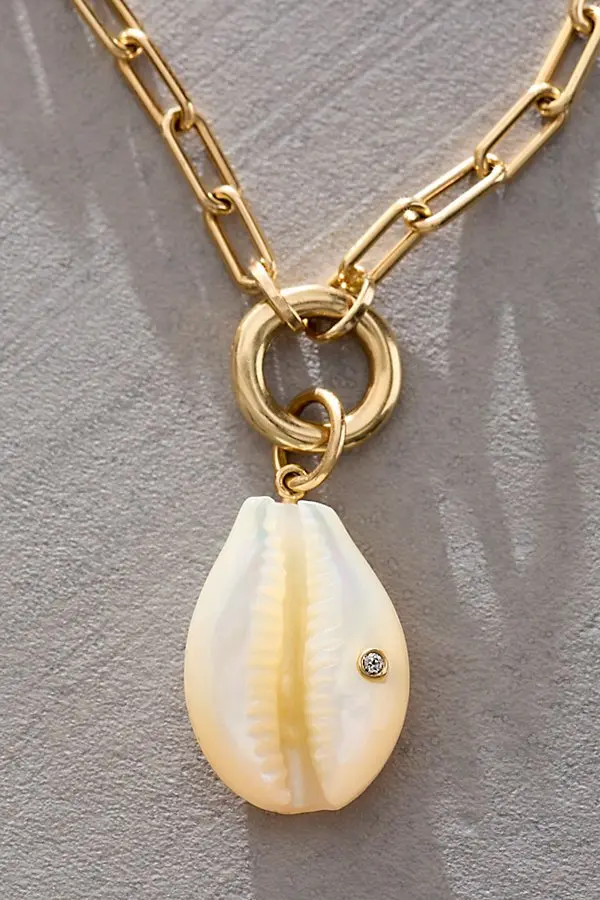 MAURA GREEN Small Cowrie Shell Charm - Gold