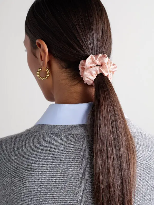Gucci Gg Printed Metallic Silk Hair Tie And Scrunchie Set  display picture 3