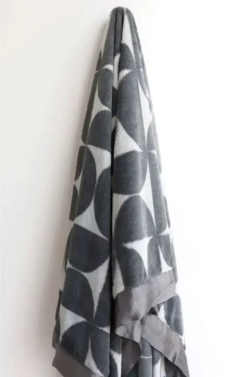 LITTLE GIRAFFE Half Moon Print Throw Blanket