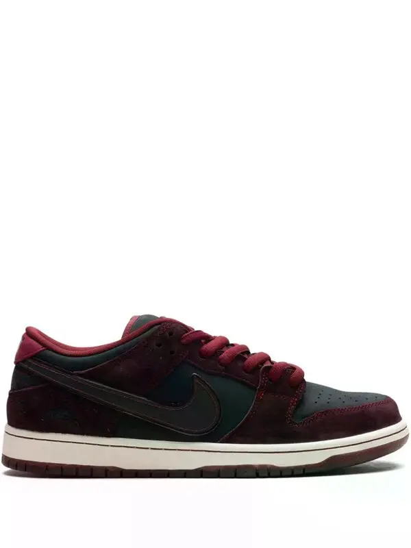Nike X Riot Skateshop Sb Dunk Low Sneakers - Red