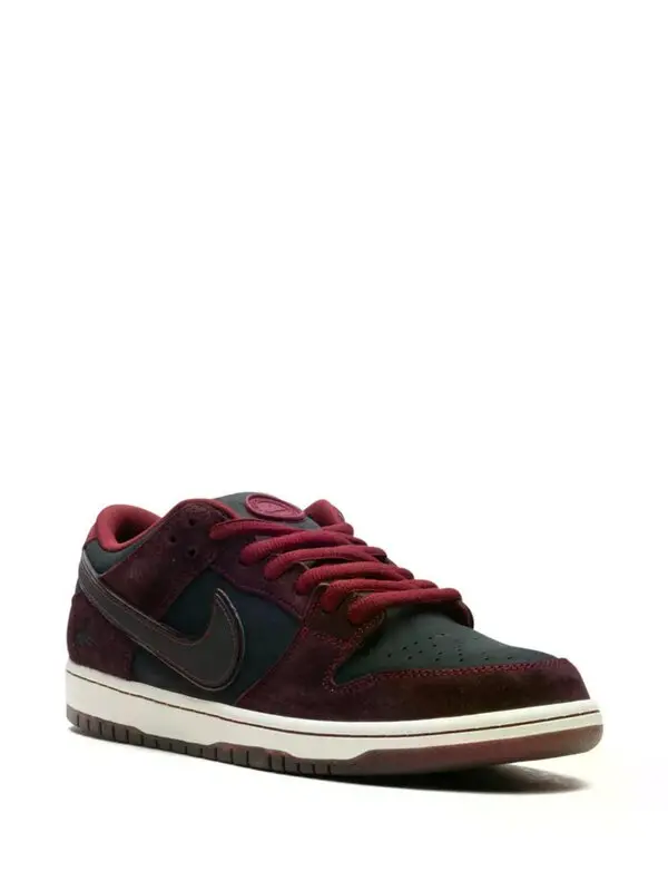 Nike X Riot Skateshop Sb Dunk Low Sneakers - Red