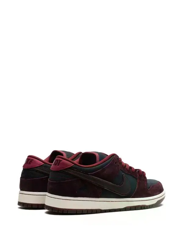 Nike X Riot Skateshop Sb Dunk Low Sneakers - Red