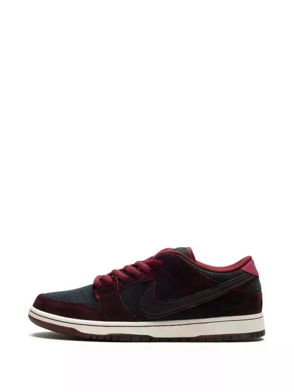 Nike X Riot Skateshop Sb Dunk Low Sneakers - Red