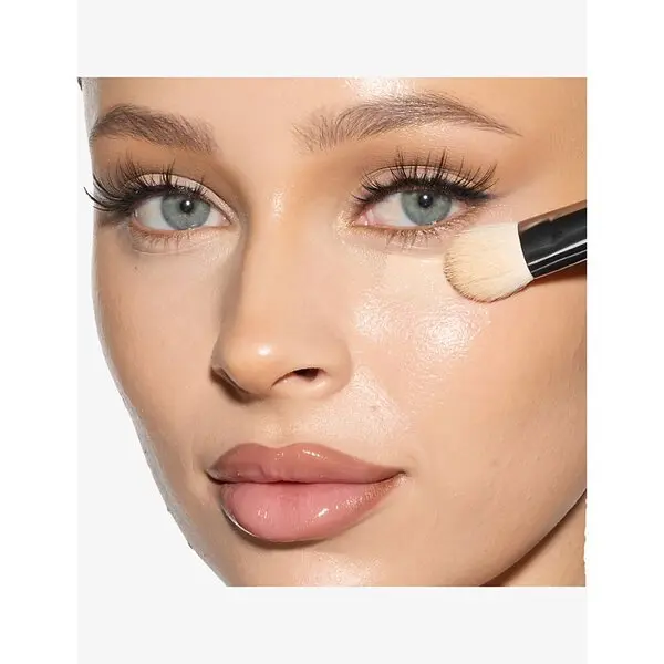 HUDA BEAUTY Undereye Buff Brush