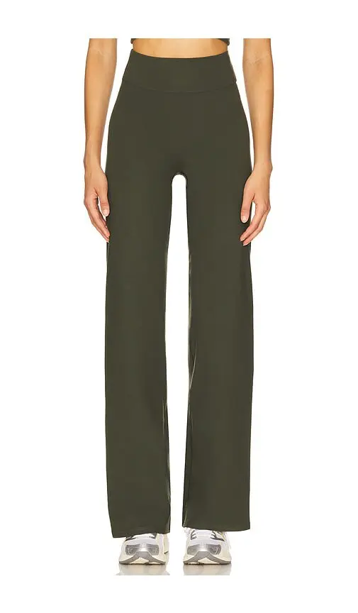 437 The Essentials Pant - Forest
