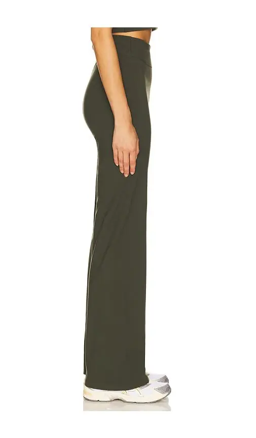 437 The Essentials Pant - Forest
