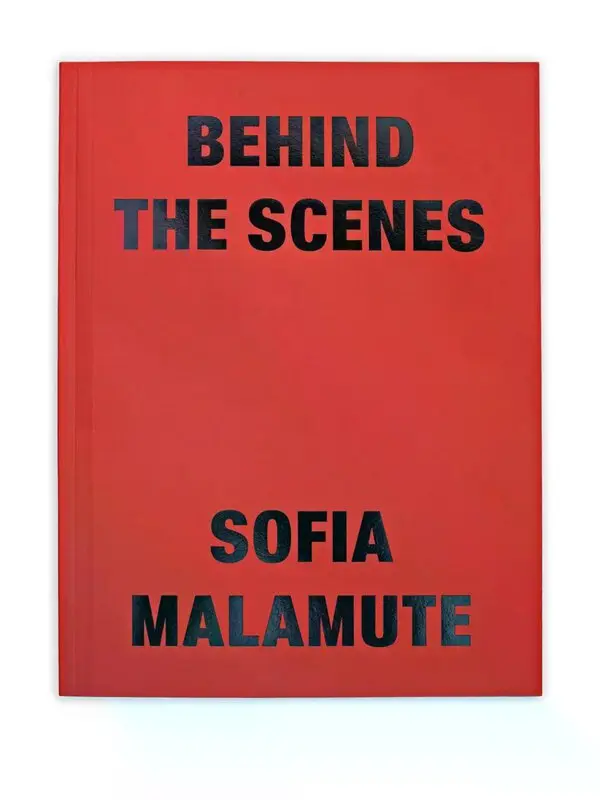 IDEA Sofia Malamute Behind Book