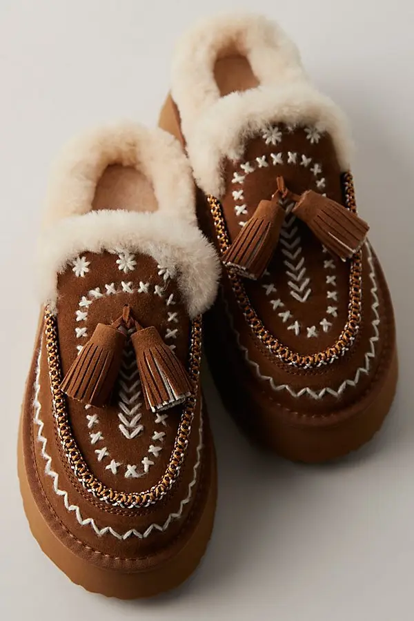 NAN-KU COUTURE Nordic Shearling Slip-ons - Camel