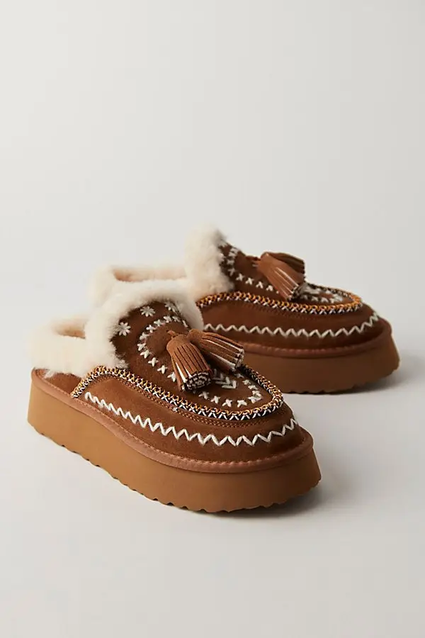 NAN-KU COUTURE Nordic Shearling Slip-ons - Camel