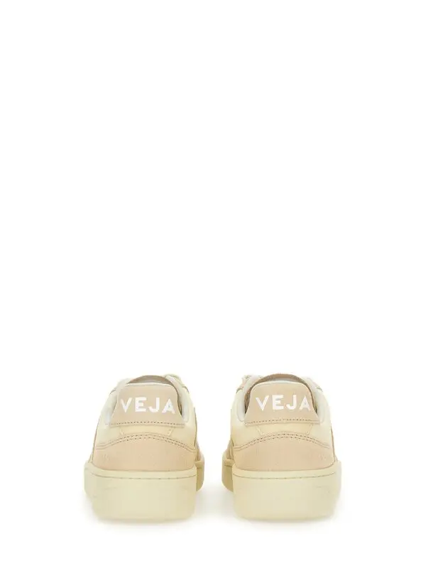 VEJA V-90 Sneaker