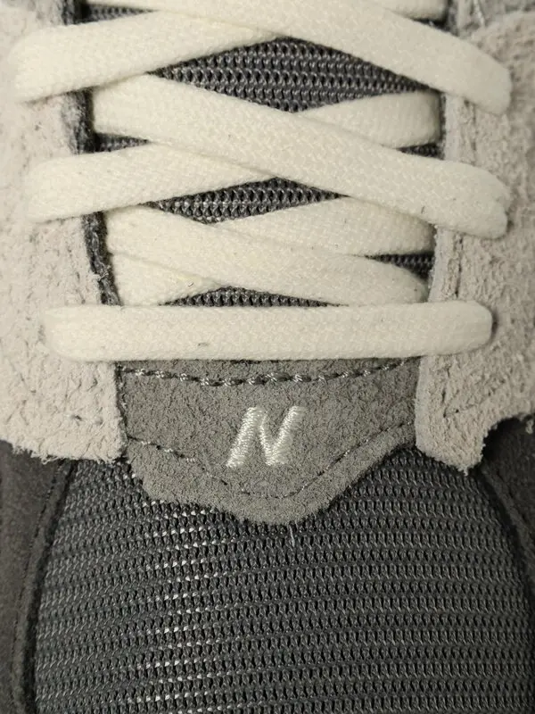 NEW BALANCE 2002r Sneakers - Grey