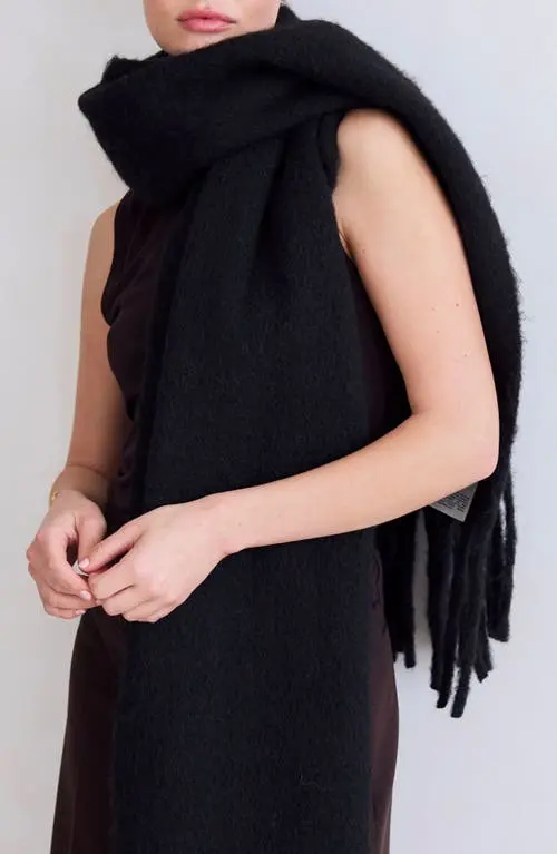 ARCTIC FOX & CO The Reykjavik Fringe Scarf - Black