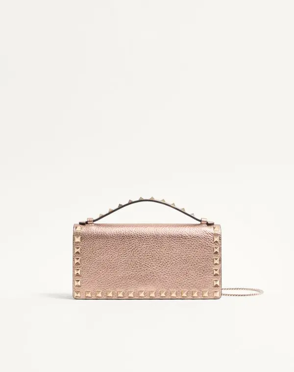 Valentino Garavani Rockstud Laminated Grainy Calfskin Wallet With Chain - Rose Cannelle