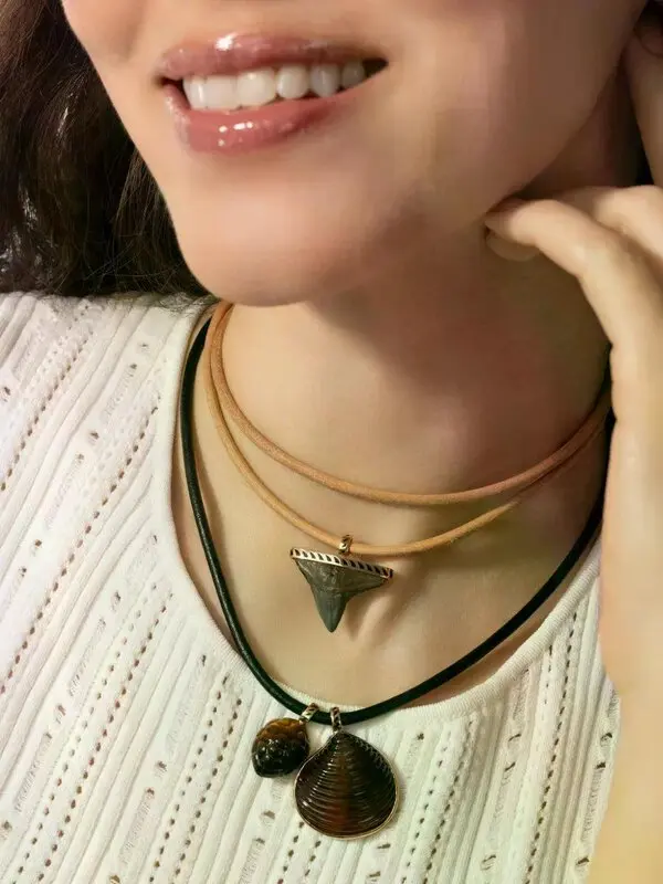 DEZSO 18k Rose Gold Shark-tooth Pendant