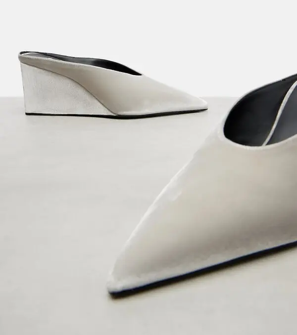 Alaïa Cube 75 Velvet Wedge Pumps - Silver