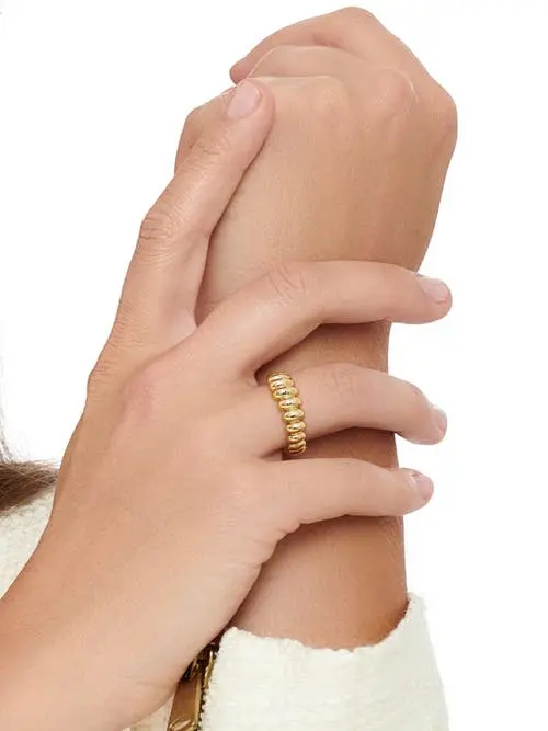 DEVATA Puffy Ribbed Ring