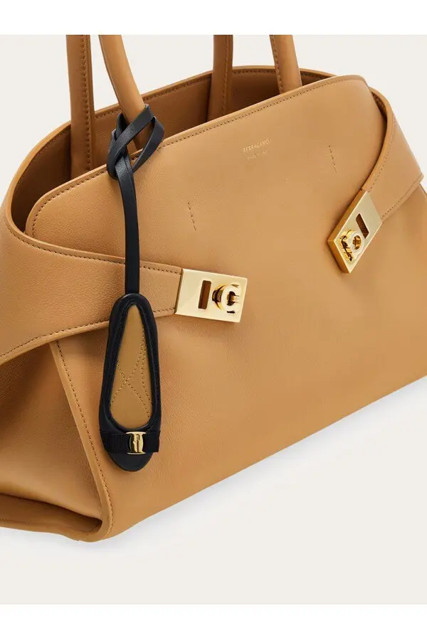 FERRAGAMO Varina Charm - Black