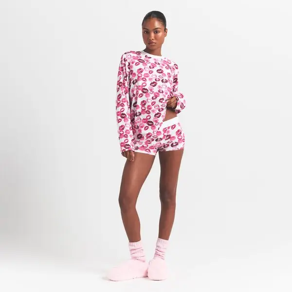 SKIMS Boyfriend Long Sleeve T-shirt And Boxer Set - Pink Allover Lipstick