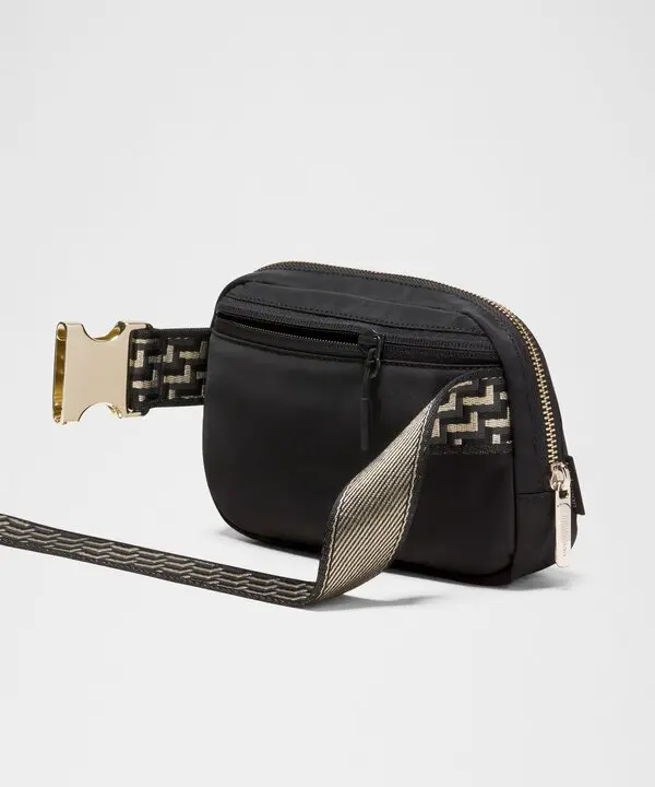 Lululemon Everywhere Belt Bag 1l - Black/graphite Grey/gold