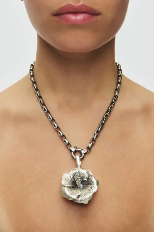 67JEWELRY Hibiscus Pendant Necklace