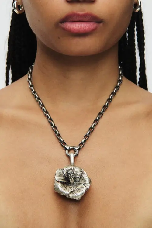67JEWELRY Hibiscus Pendant Necklace