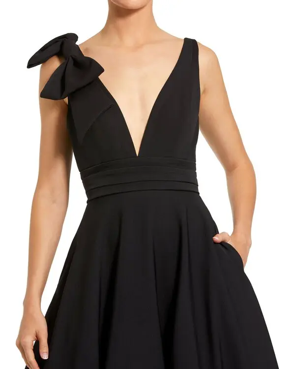 Mac Duggal Crepe Sleeveless Plunge Neck Ballgown With Bow - Black