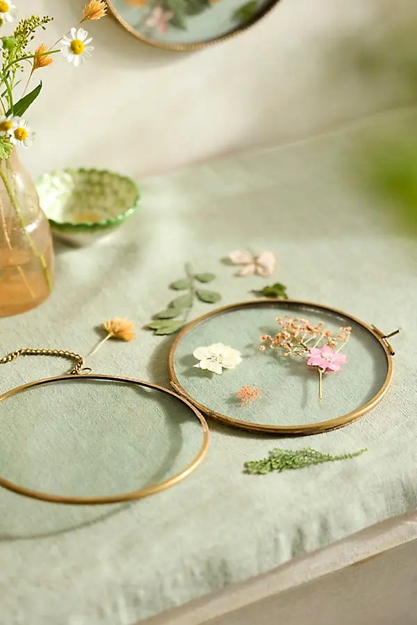 TERRAIN Filigree Circle Frame