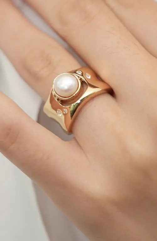 RETRO CHIC Pearl Statement Ring
