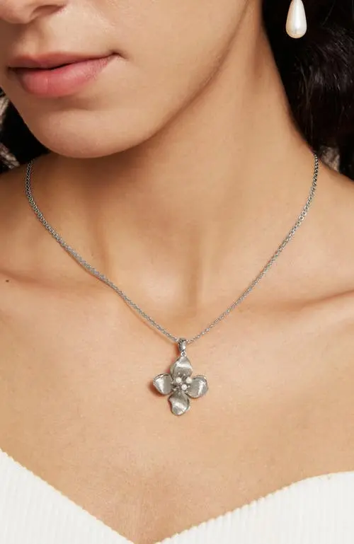 RETRO CHIC Iris Blossom Pendant Necklace - Silver