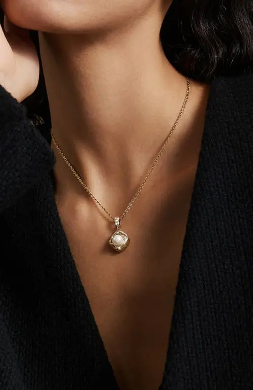 RETRO CHIC Canary Shell Pearl Pendant Necklace