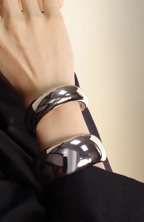 RETRO CHIC Drop Bangle - Silver