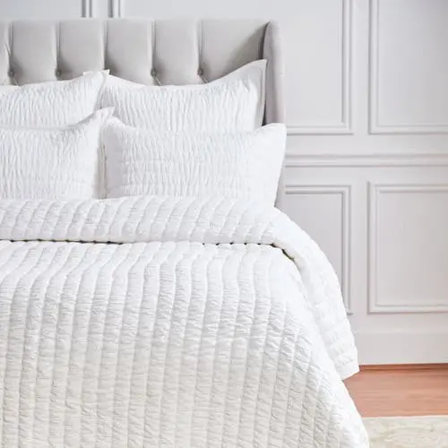 ELISABETH YORK Elodie Dove /queen Quilt - White
