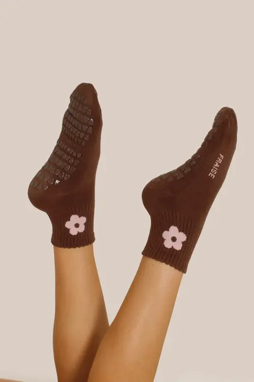 FRAISE Petal Quarter Crew Grip Socks - Brown/pink
