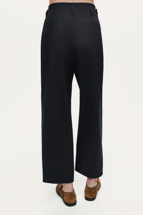 NOCTURNE Pleated Tapered Crop Trousers - Navy Blue