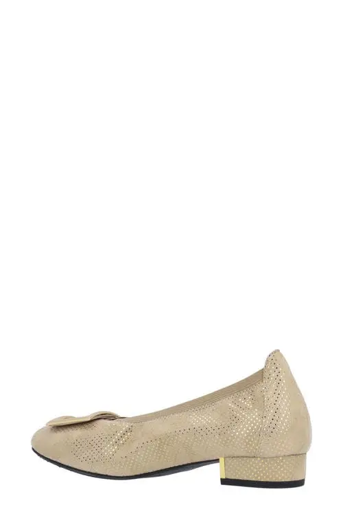 L'AMOUR DES PIEDS Floella Almond Toe Pump