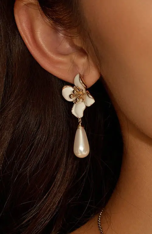 RETRO CHIC Iris Blossom Pearl Earrings - White & Gold