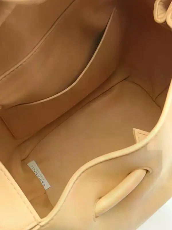 Bottega Veneta Beak Leather Tote Bag - Neutrals