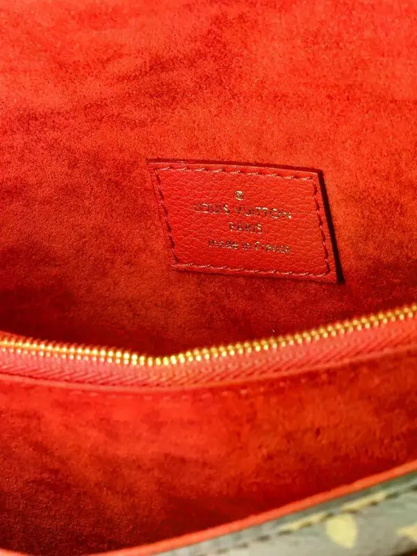 LOUIS VUITTON Victoire Handbag - Brown