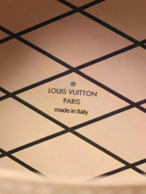 LOUIS VUITTON 2000s Leather Shoulder Bag