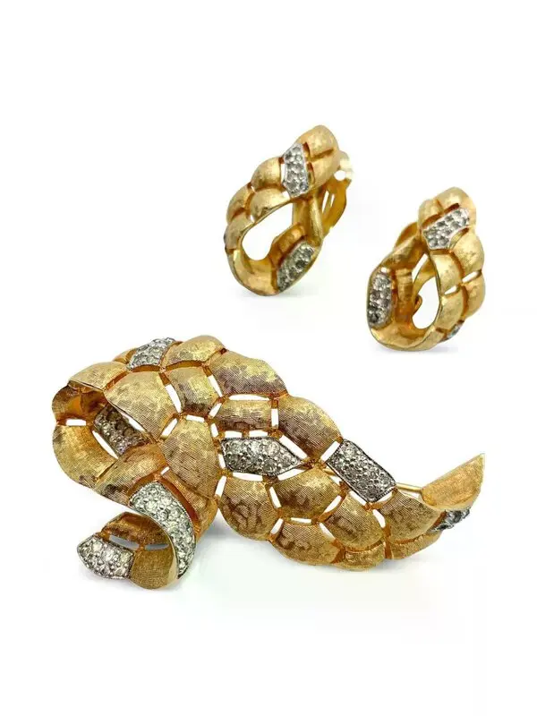 JENNIFER GIBSON JEWELLERY 1960s Jomaz Swag Brooch And Earrings Set - Gold