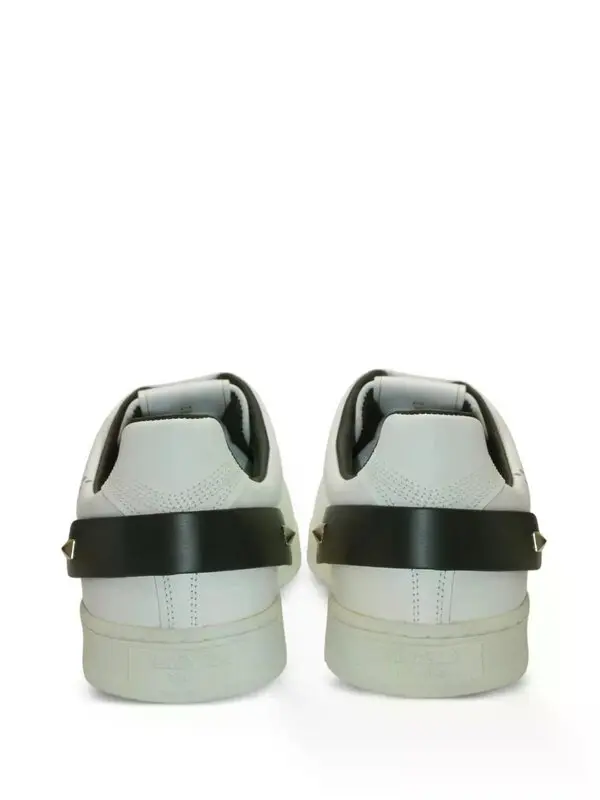 Valentino Garavani Backnet Rockstud Detail Sneakers - White
