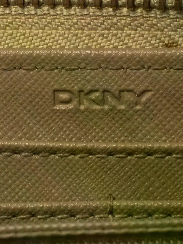 Dkny Pre-owned Zip Leather Continental Wallet - Neutrals
